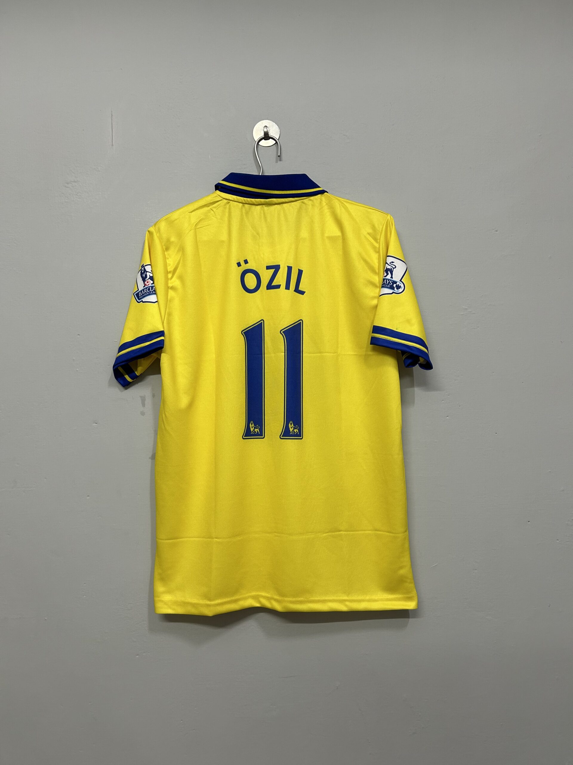 ARSENAL (2013/2014) AWAY KIT HALF SLEEVE MODEL (ÖZIL) – The Jersey World